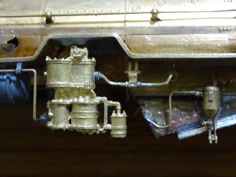 » 安達16番C61-2の改造（18）圧縮機周辺の配管類取り付け｜鉄道模型製造所